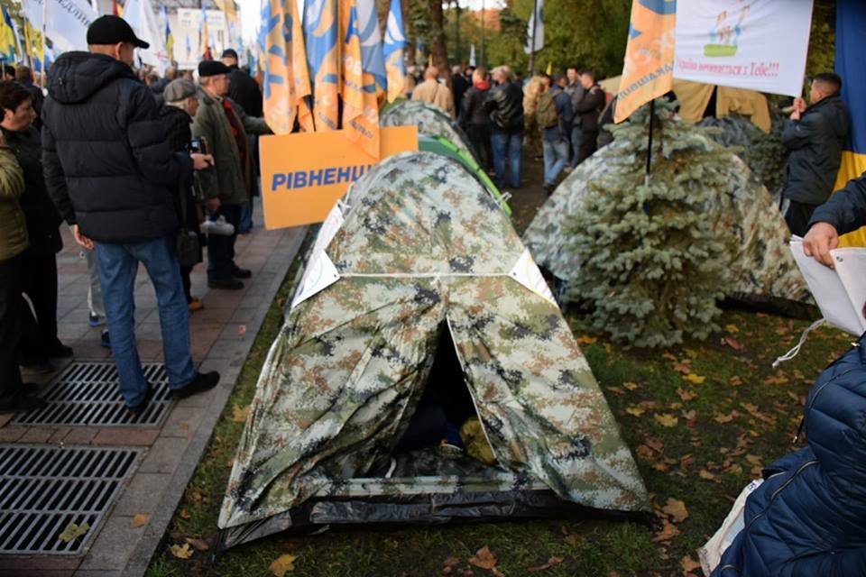 Под Радой появился палаточный городок: подробности