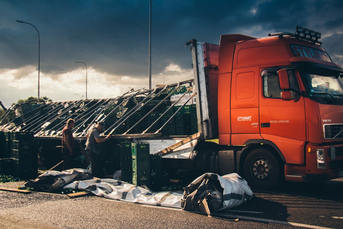 Под Киевом развалилась фура с пивом: полиция охраняет целые бутылки