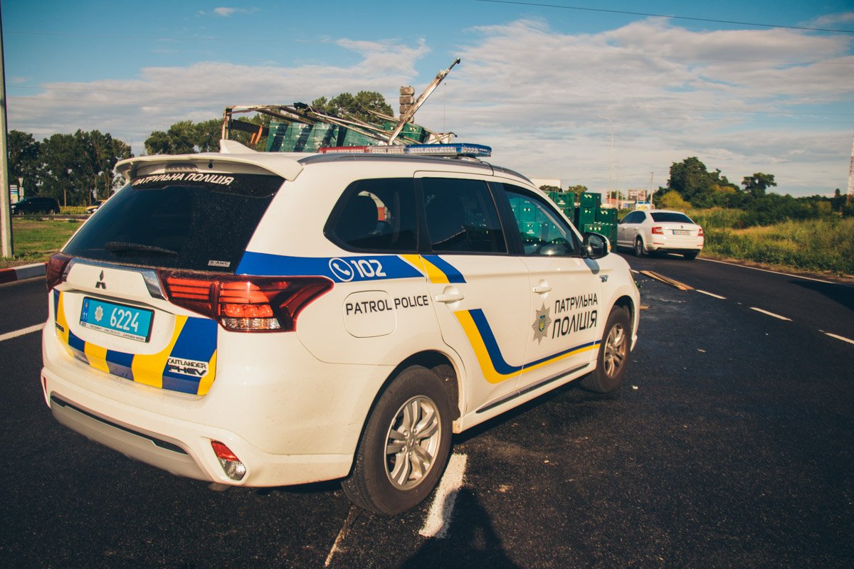 Под Киевом развалилась фура с пивом: полиция охраняет целые бутылки