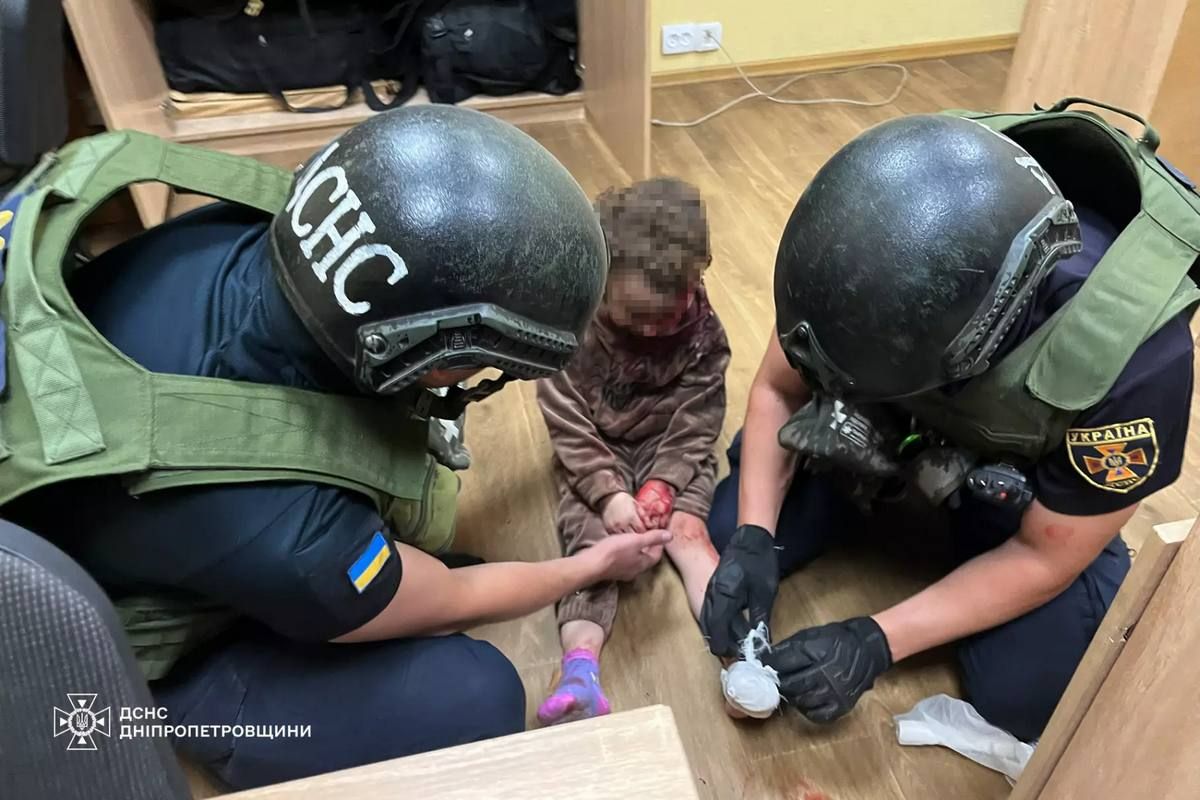 У Нікополі росіяни вдарили дроном камікадзе по авто загинули 12 річна