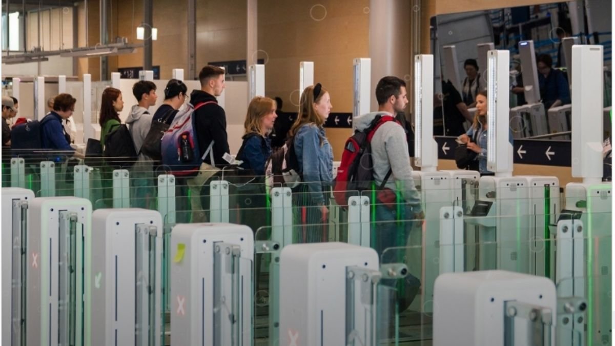 С 10 ноября украинцам не будут ставить штампы в паспорта при въезде в ЕС Читайте на Ukr Net